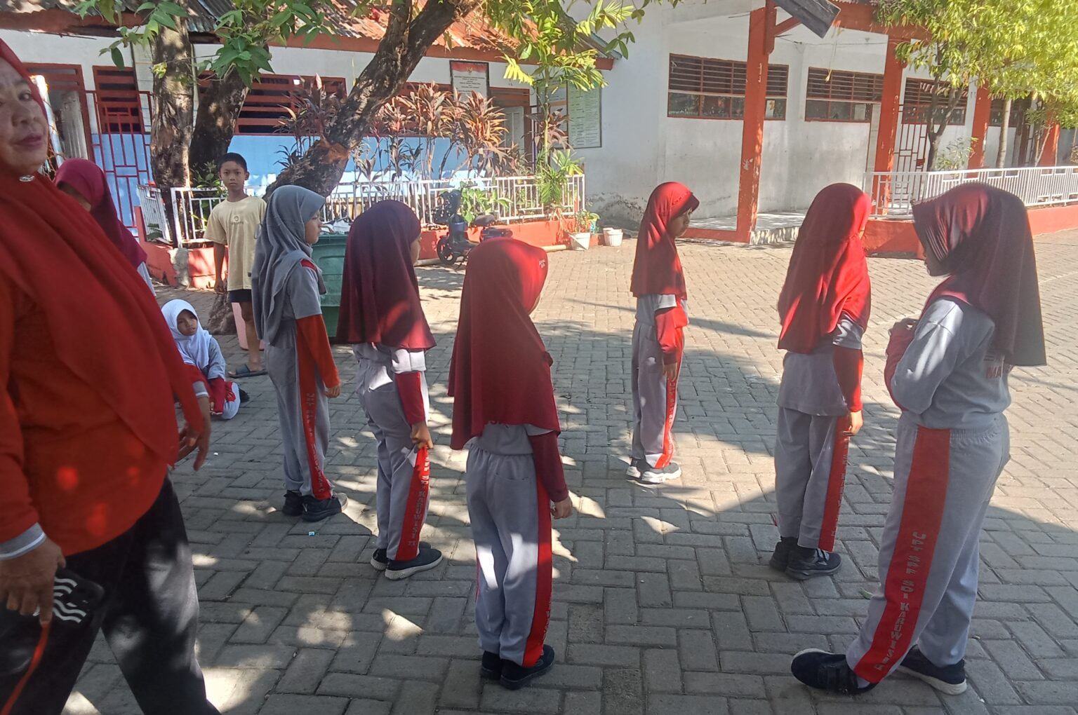 Pembelajaran Baris Berbaris Siswa Kelas 2 di UPT SPF SD Inpres Karuwisi ...